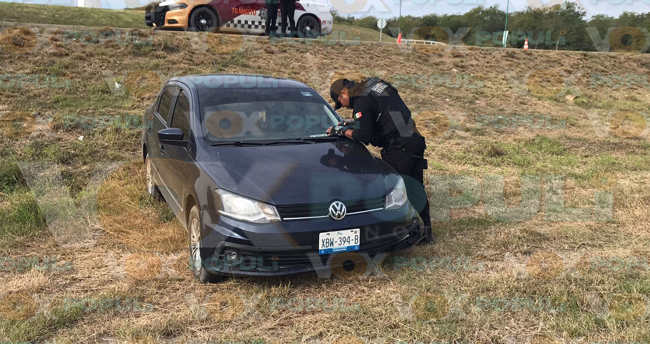 Vehículo sin freno de mano termina en camellón central