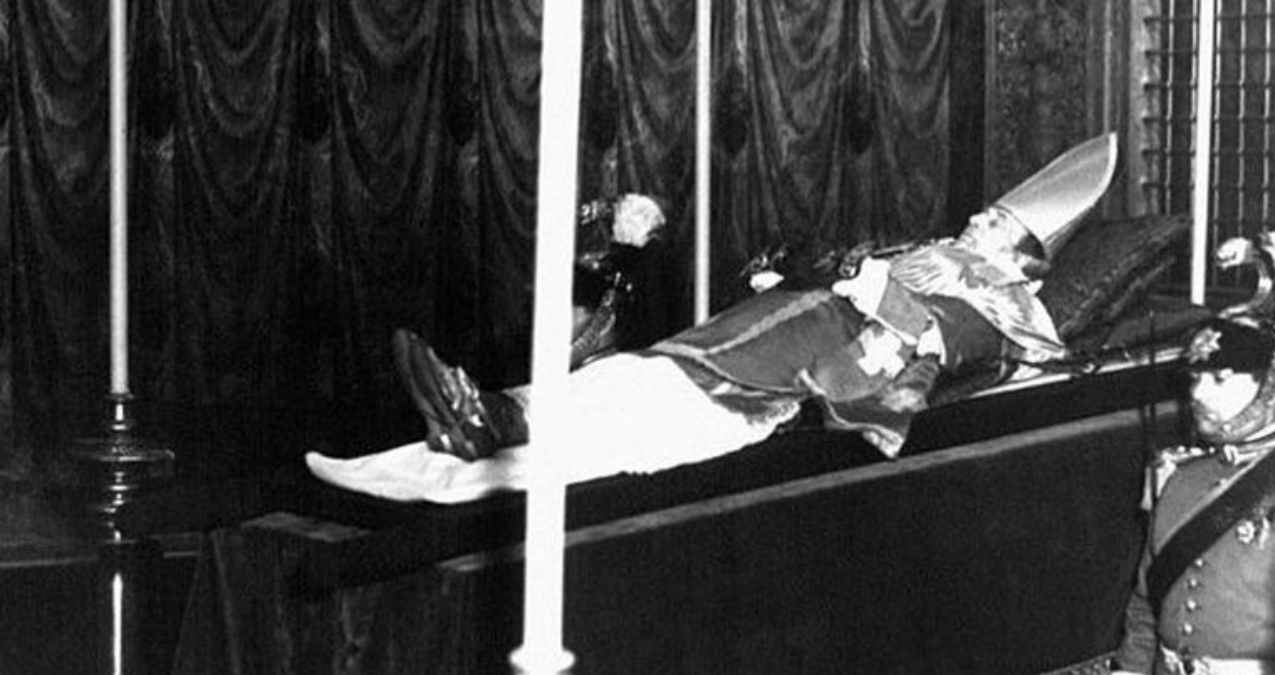 ¿Por qué explotó el cuerpo del Papa Pío XII en pleno funeral?