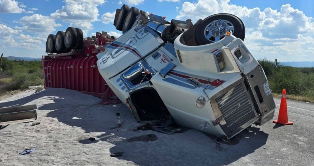 Circulación parcial por volcadura de tractocamión en Tula